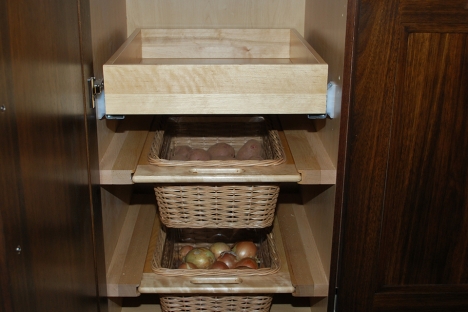 Wicker basket and pull|out drawers | Lauriermax